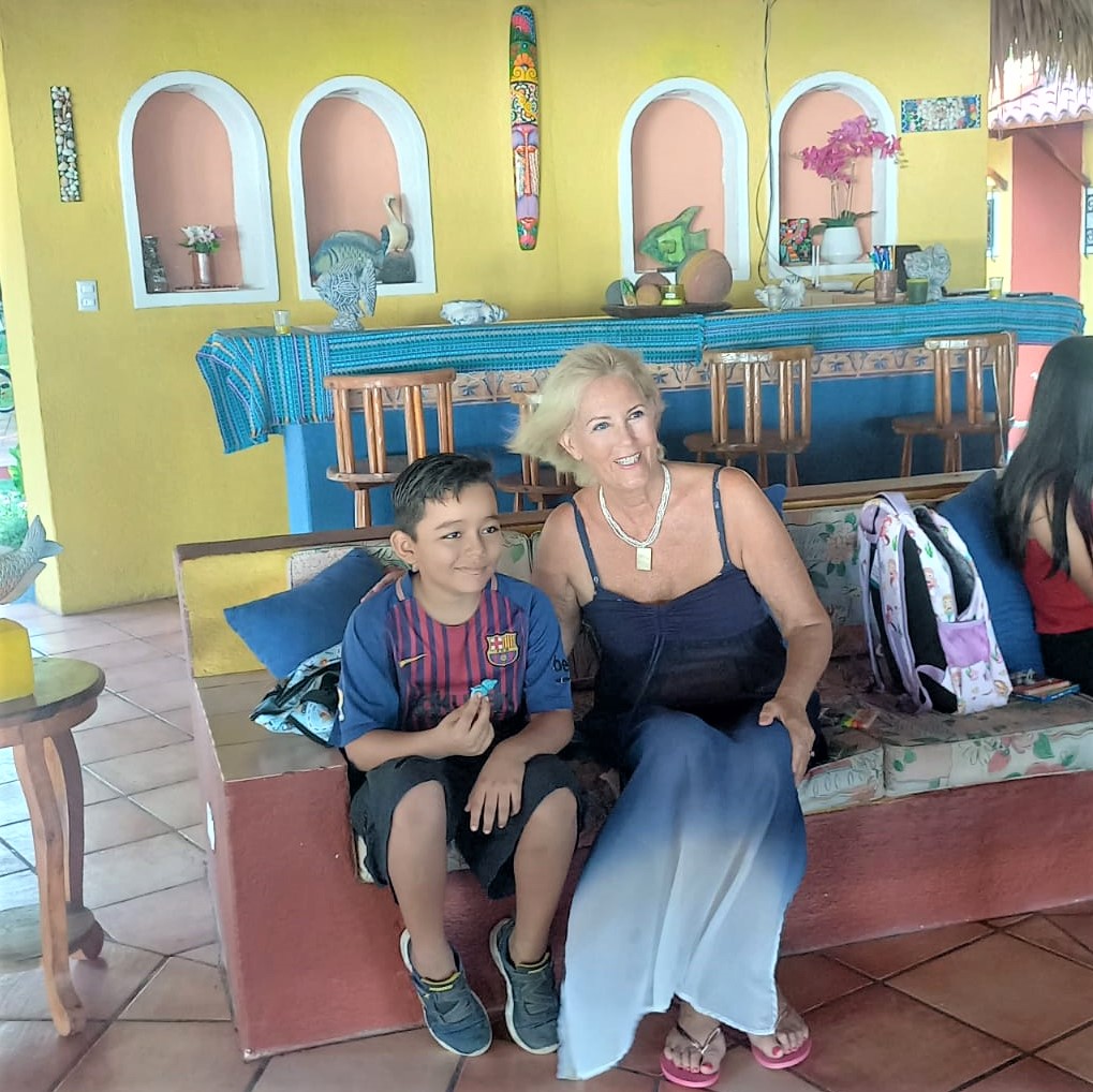 New backpacks for the Kids in Barra de Santiago - Airline Ambassadors ...